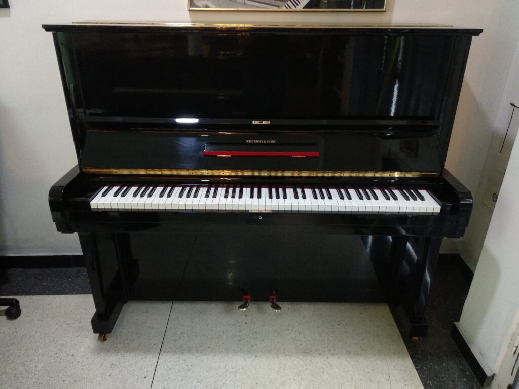 Piano Vertical Steinway & Sons Modelo K - Calidad Alemana en Elegante ...